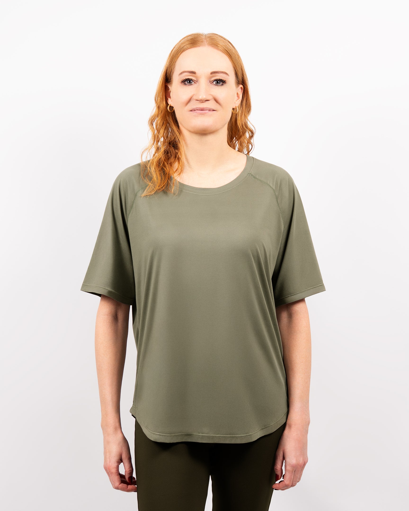 Mira Dusty Green Loose T-Shirt - Køb lækre overdele hos Maya Freya
